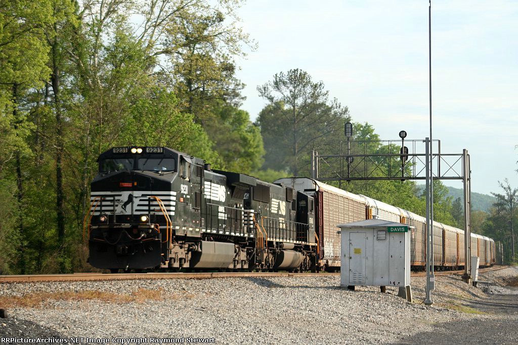 NS 9231 pulling train NS 284